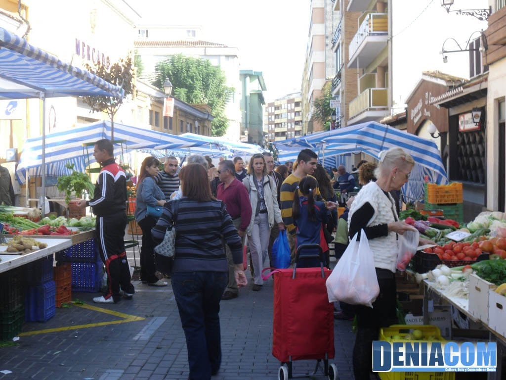 Nuevos toldos en el mercado de frutas y verduras de Dénia - Dénia.com
