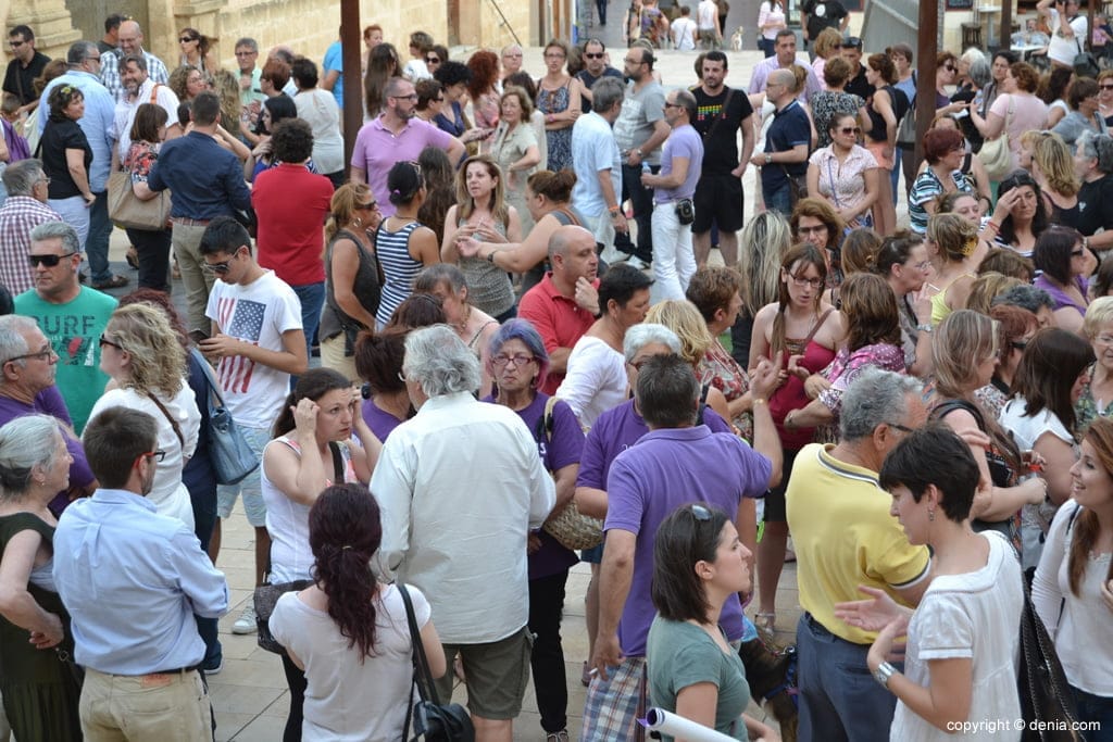 Alrededor de 200 personas se concentran en silencio por la memoria de Gema
