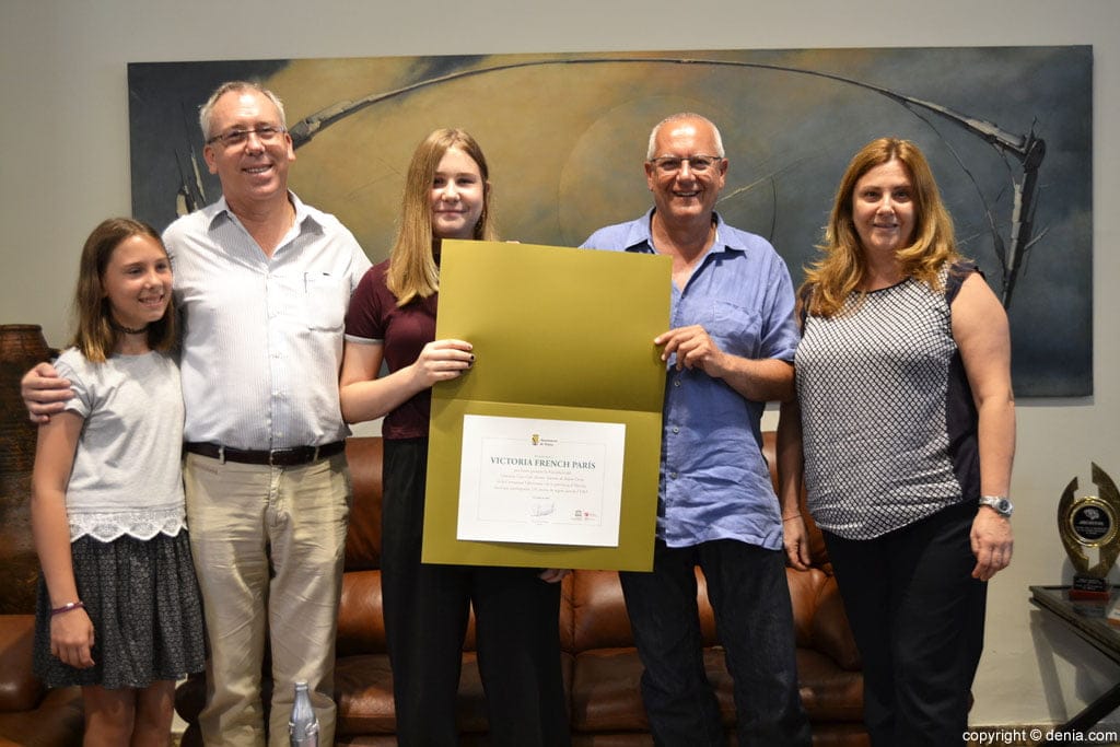 Victoria French junto a sus familiares en el despacho del alcalde ...