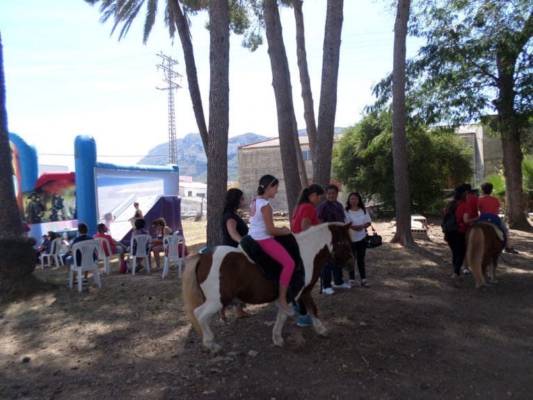 Paseos en pony de APAC - Dénia.com
