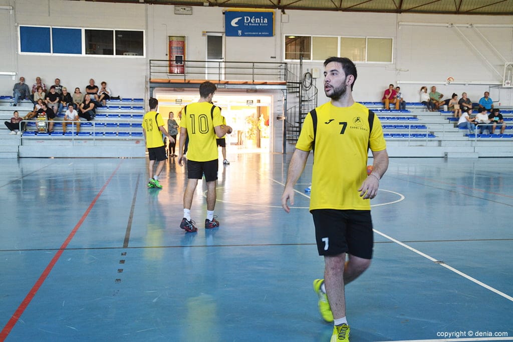 Saque de centro de los chicos del Garbi Dénia - Dénia.com