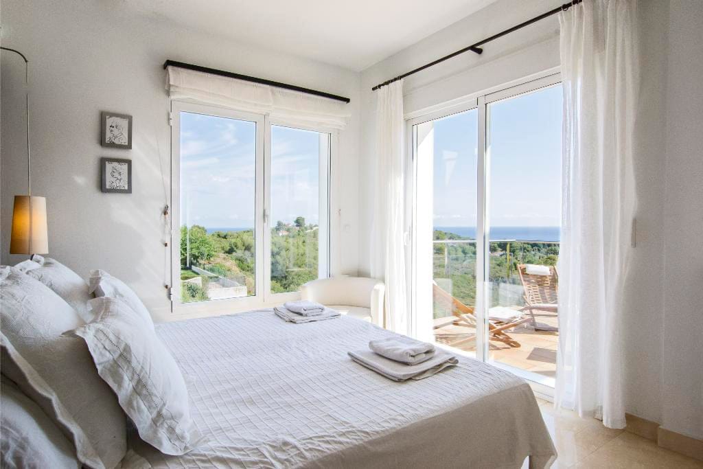 Dormitorio con balcón Quality Rent a Villa - Dénia.com