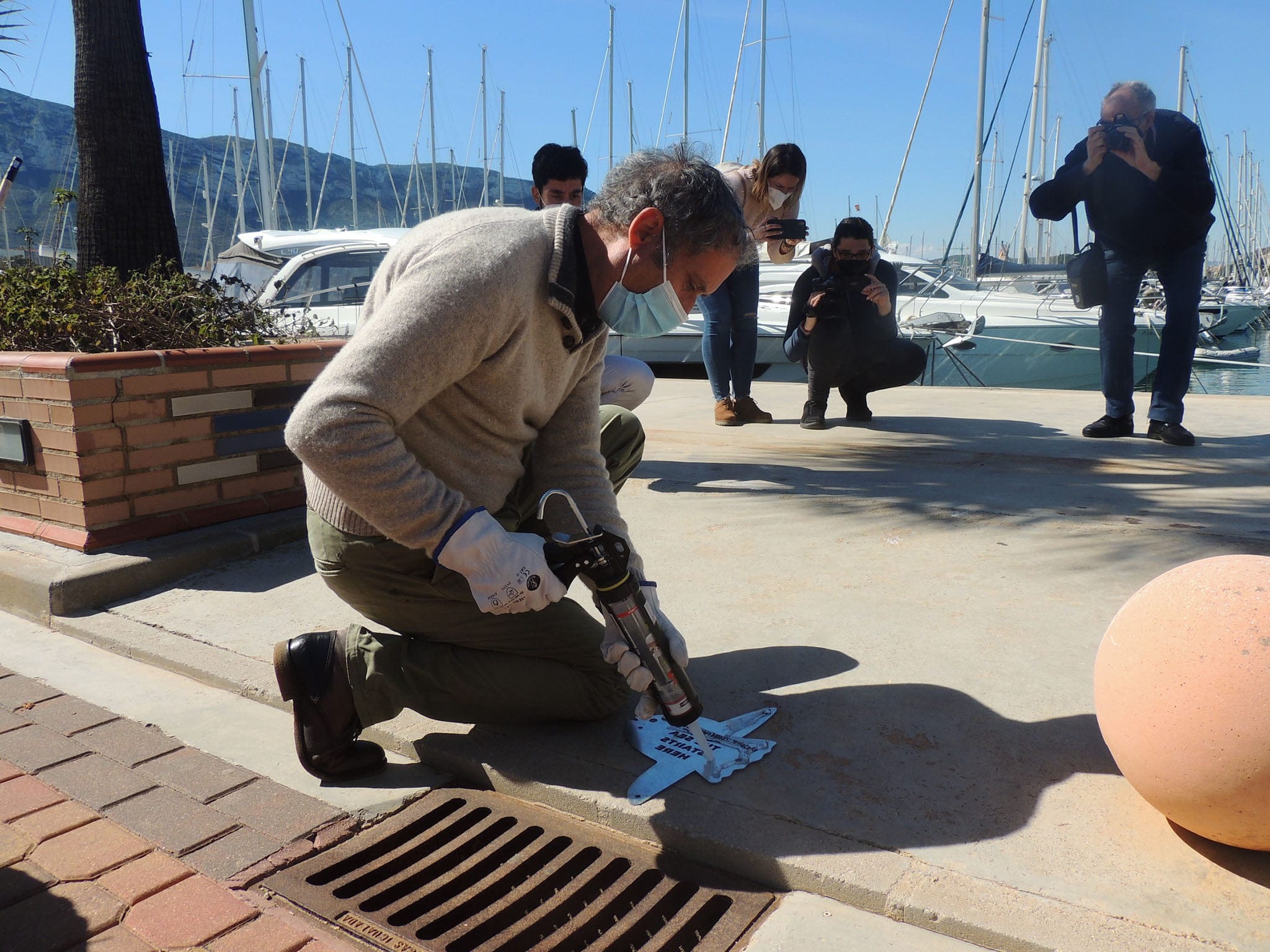 El escultor Toni Marí ha colocado la primera pieza en el Puerto ...