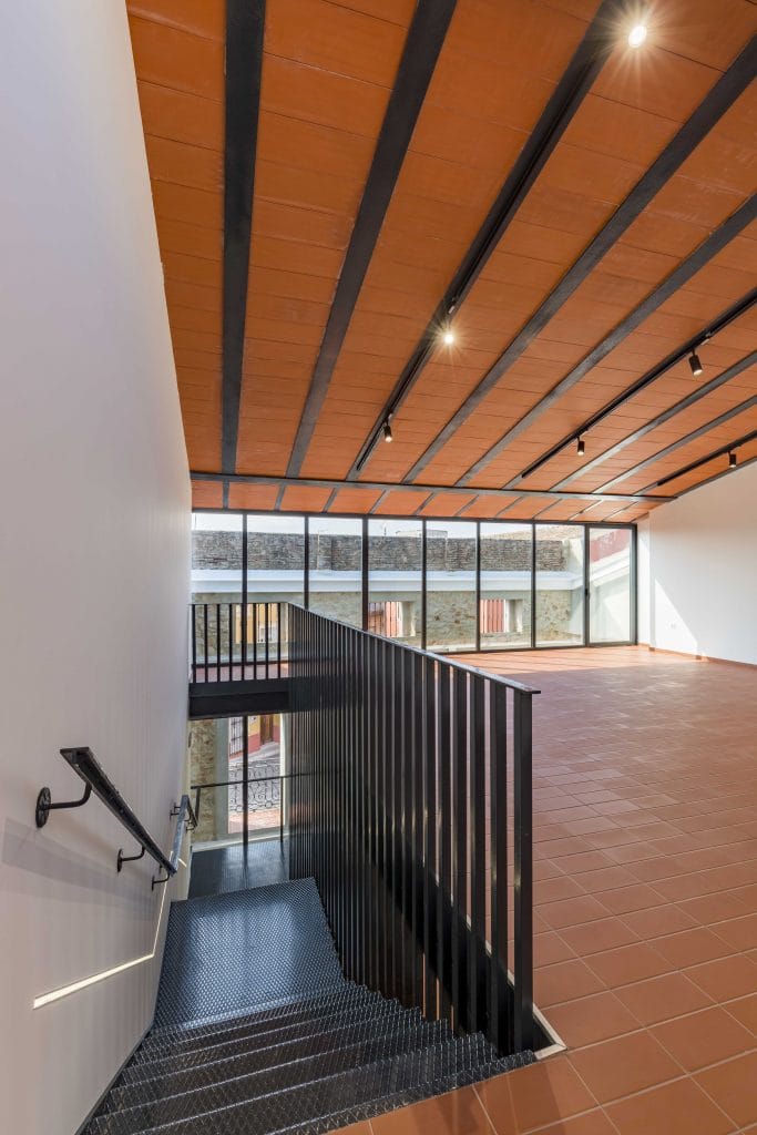 Simple structure of the Banca Comes building by QB architects - Dénia.com