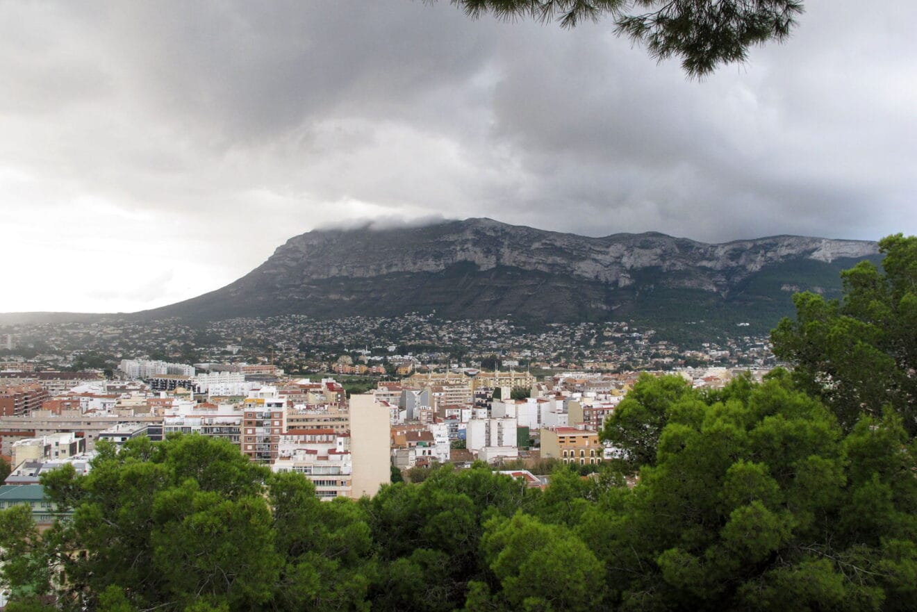 Vue depuis le château de Montgó et le centre de Dénia, caché derrière ...