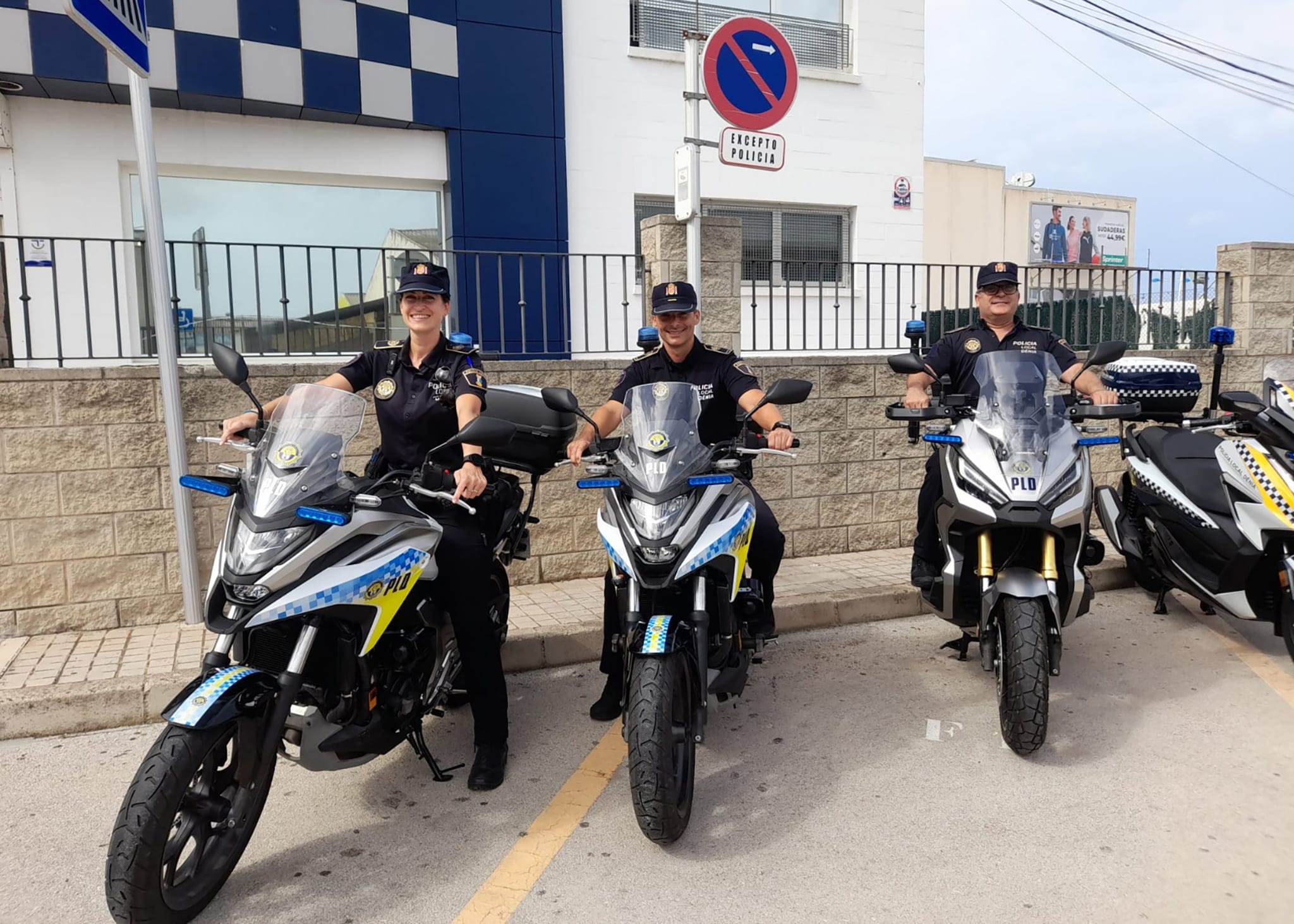 La Policía Local de Dénia estrena vehículos para la vigilancia en ...