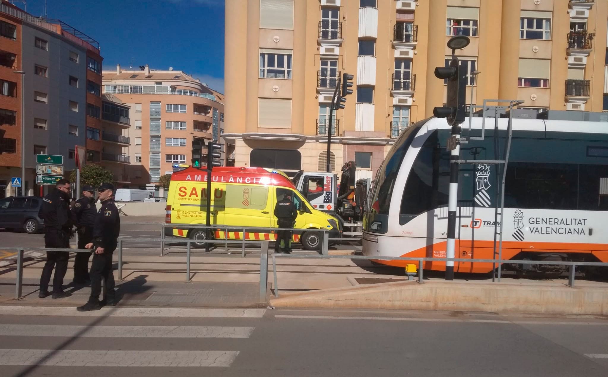 Policía Local De Dénia Y La Ambulancia En El Lugar Del Suceso Junto Al