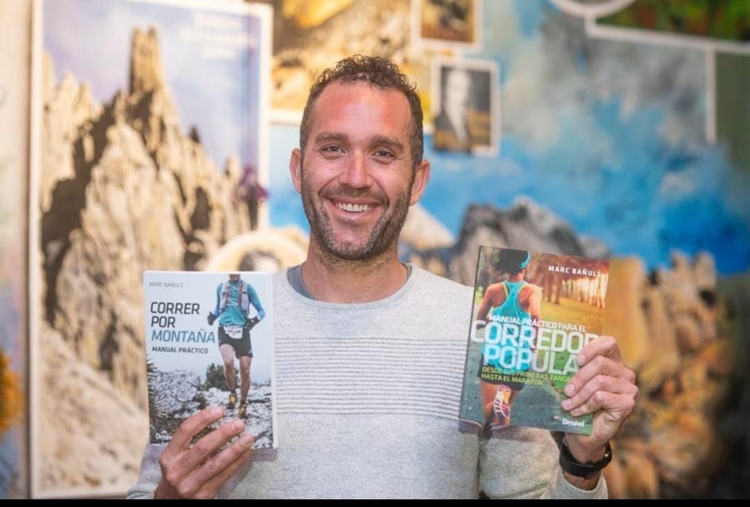 Marc Bañuls con sus publicaciones anteriores - Dénia.com