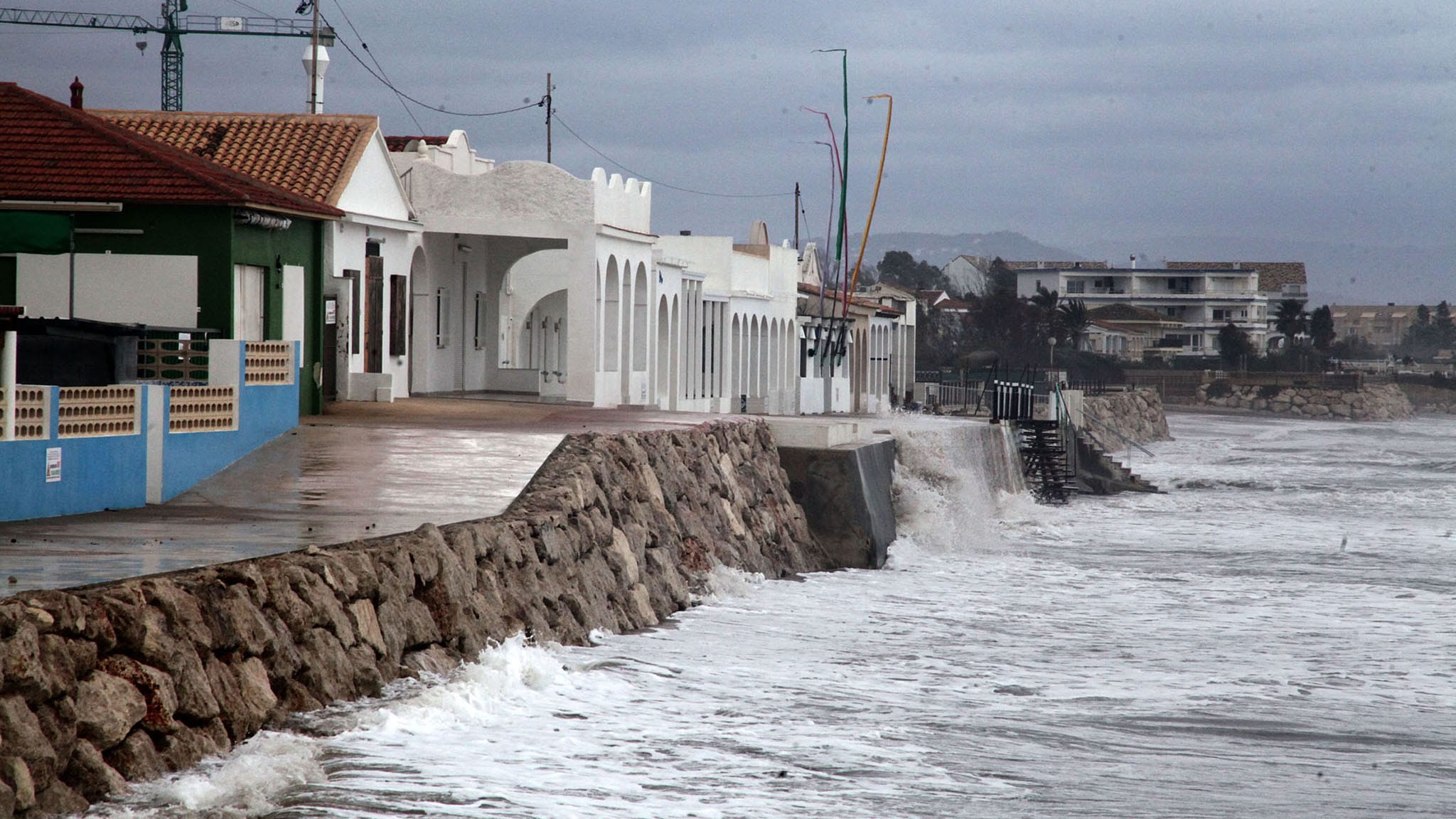 El agua sube al paseo improvisado de Les Deveses - Dénia.com