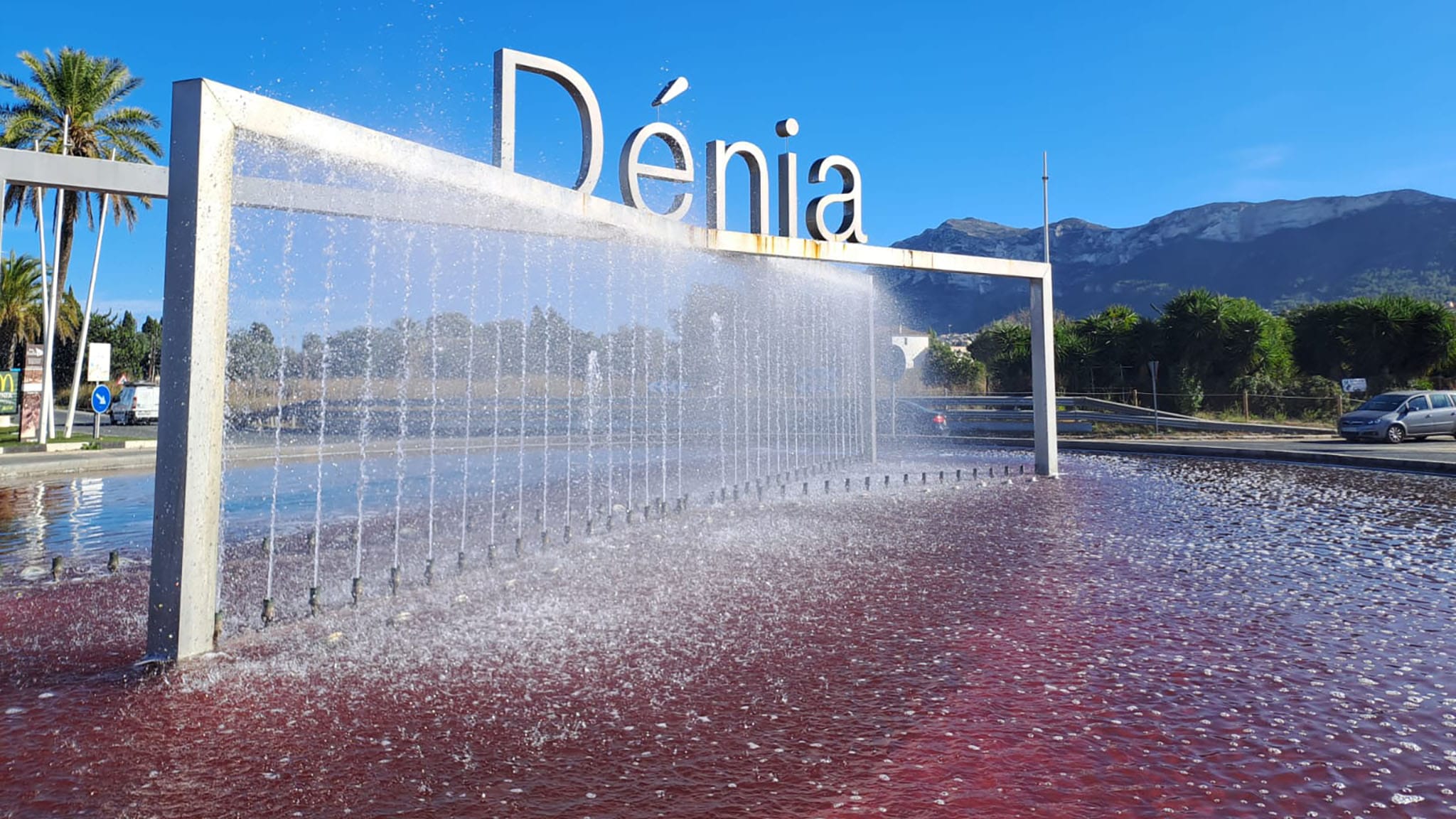 The water turns purple in an emblematic fountain due to Dénia's ...