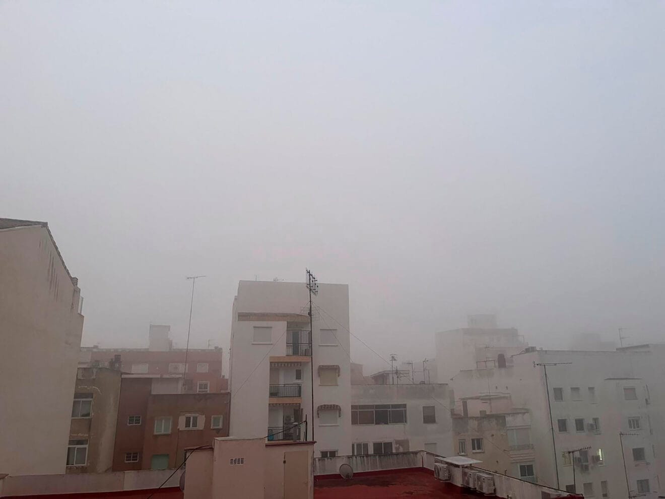 Nevoeiro sobre os telhados de Dénia - Dénia.com