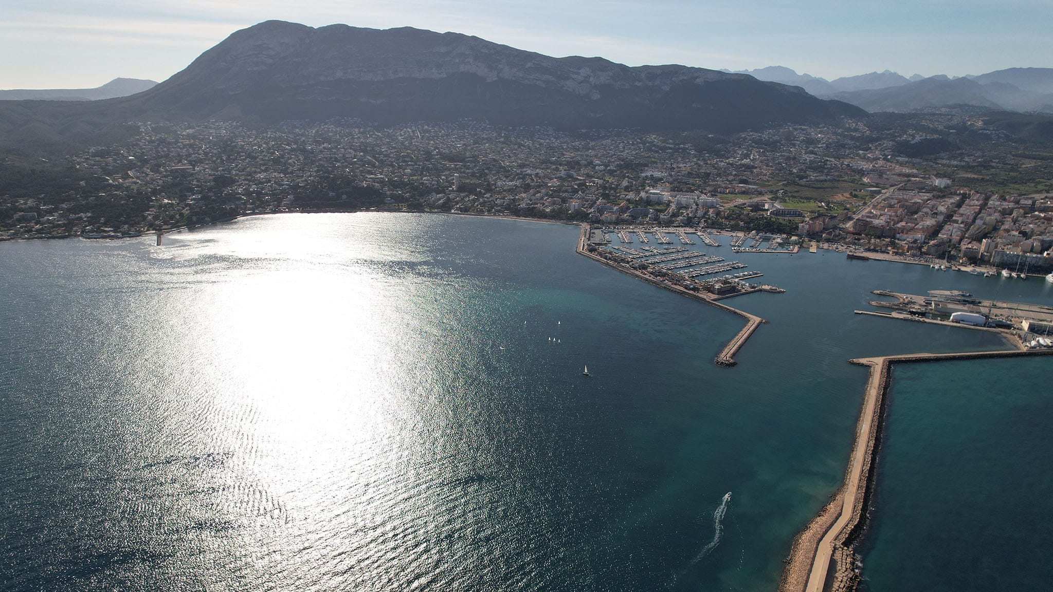 Vista aérea de Dénia y su costa - Dénia.com