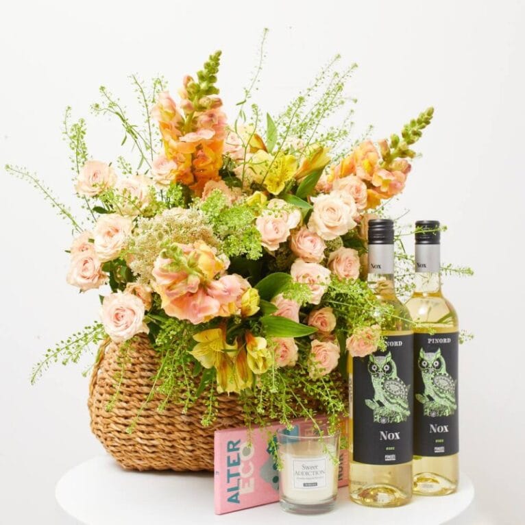 Bouquets of flowers with wicker basket2 - Dénia.com