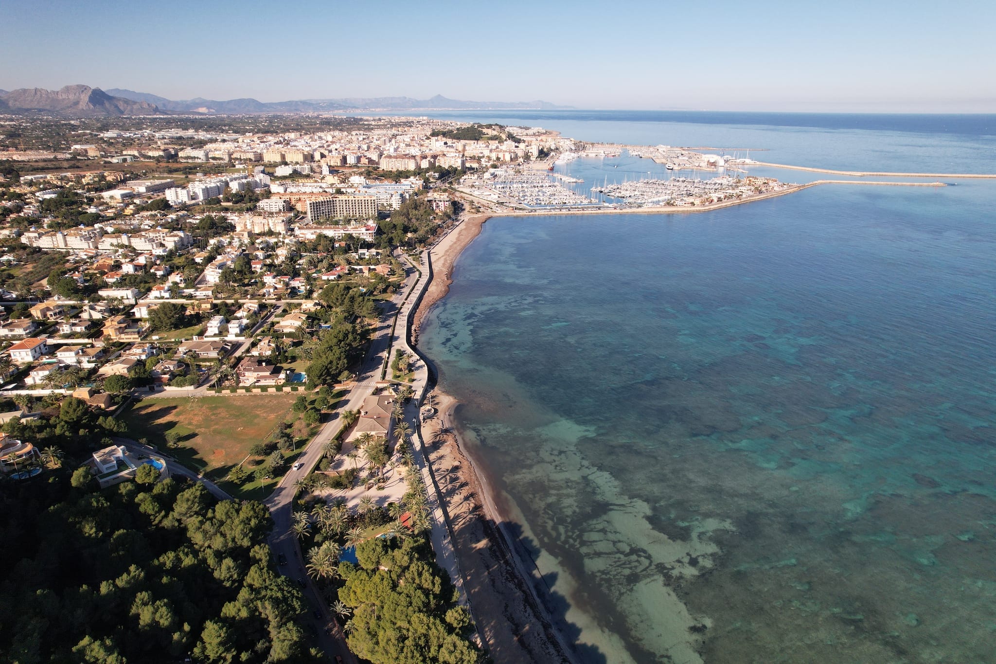 Photo aérienne de La Marineta avec Dénia en arrière-plan - Dénia.com