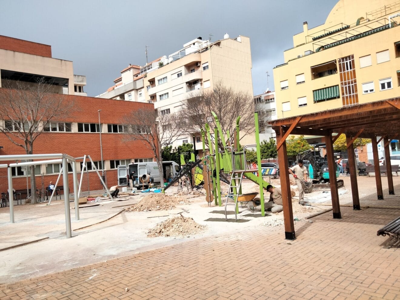 Workers at the Dénia Health Center playground - Dénia.com