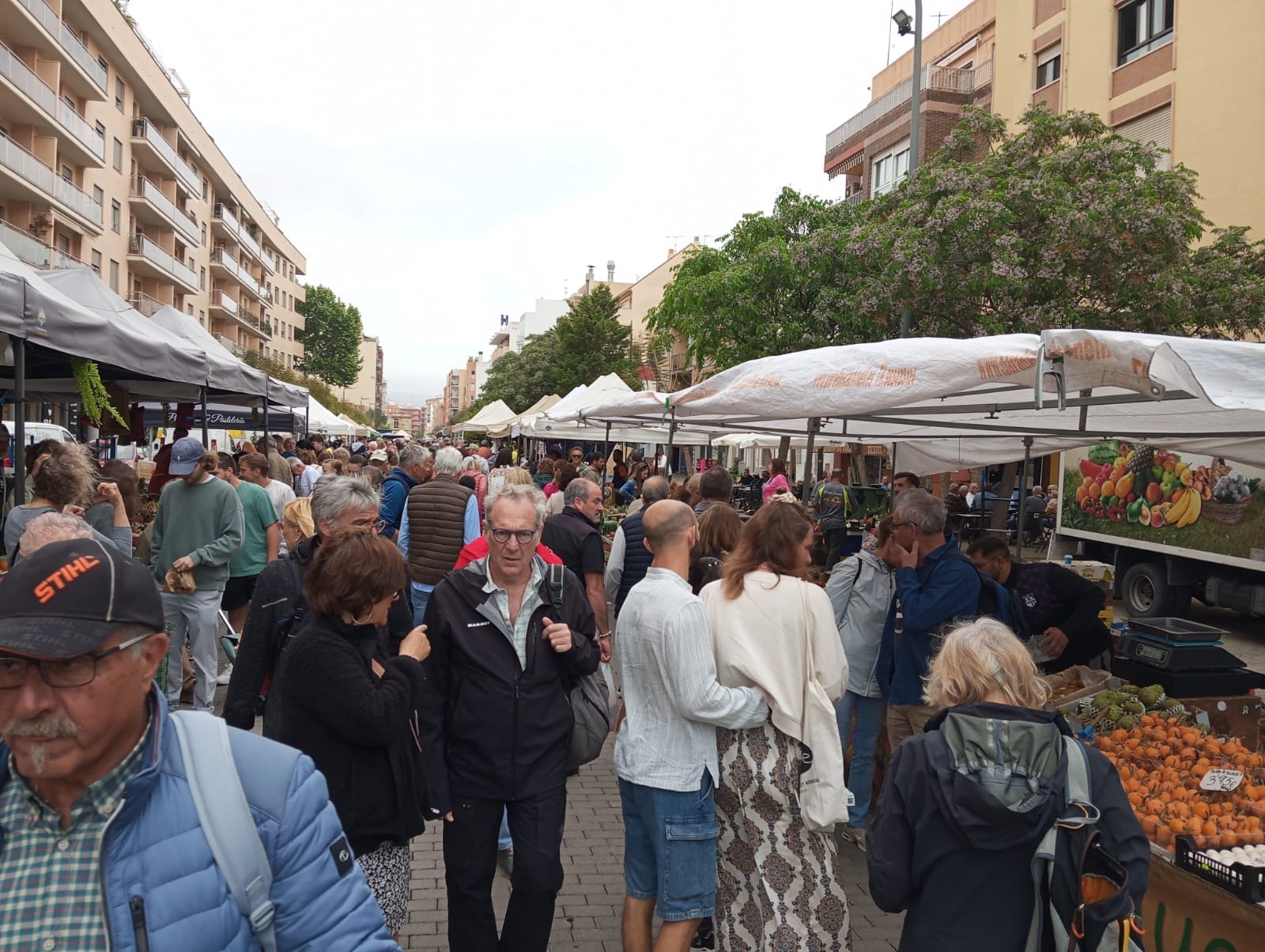 Great atmosphere at Dénia's street market - Dénia.com