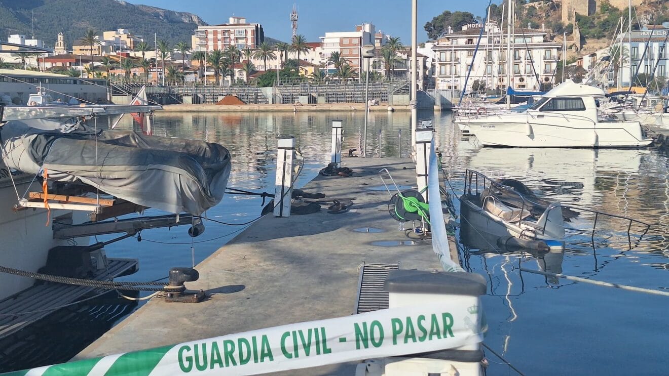 Segundo incendio en una semana en el puerto de Dénia: el fuego arrasa ...