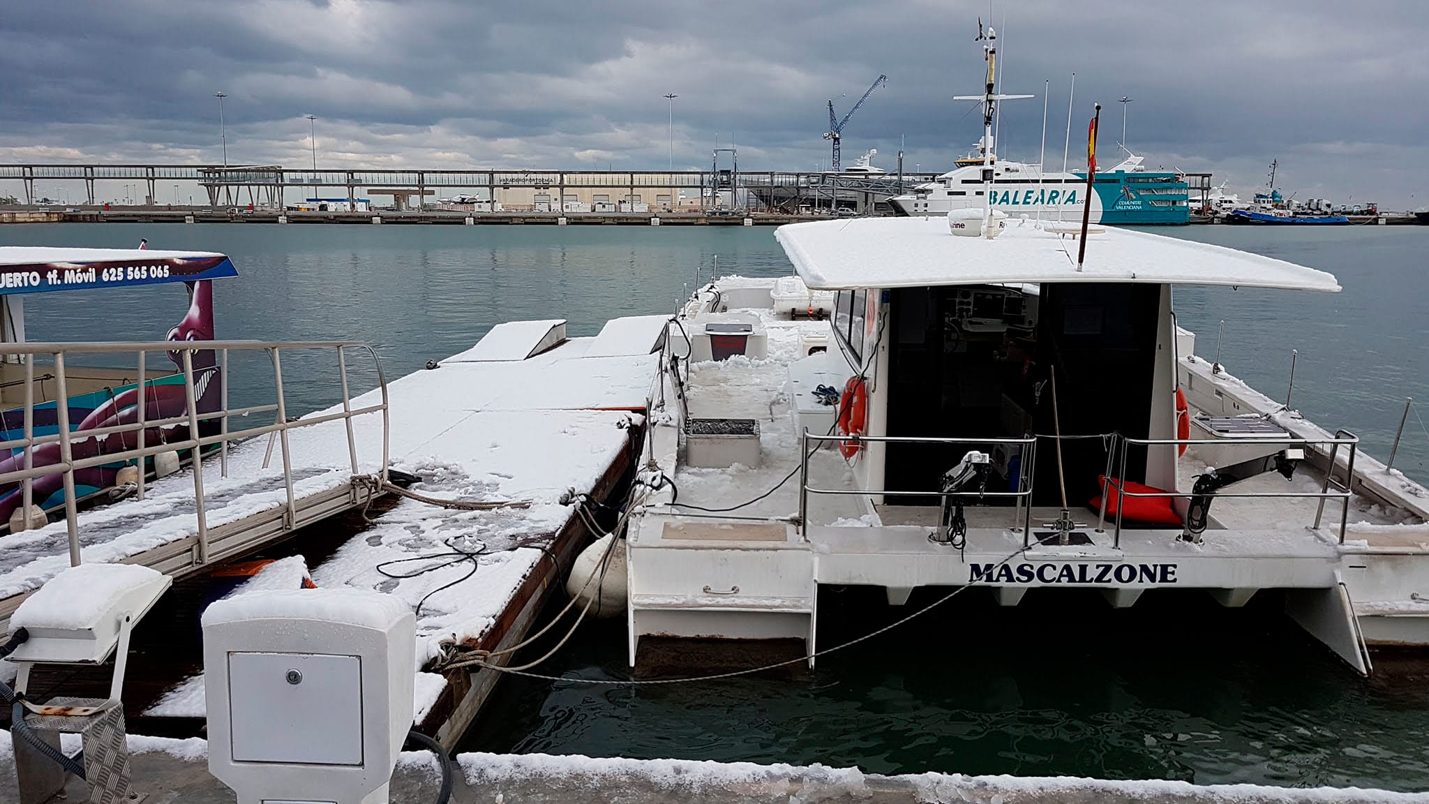 Embarcaciones en el puerto de Dénia cubiertas de nieve (archivo ...