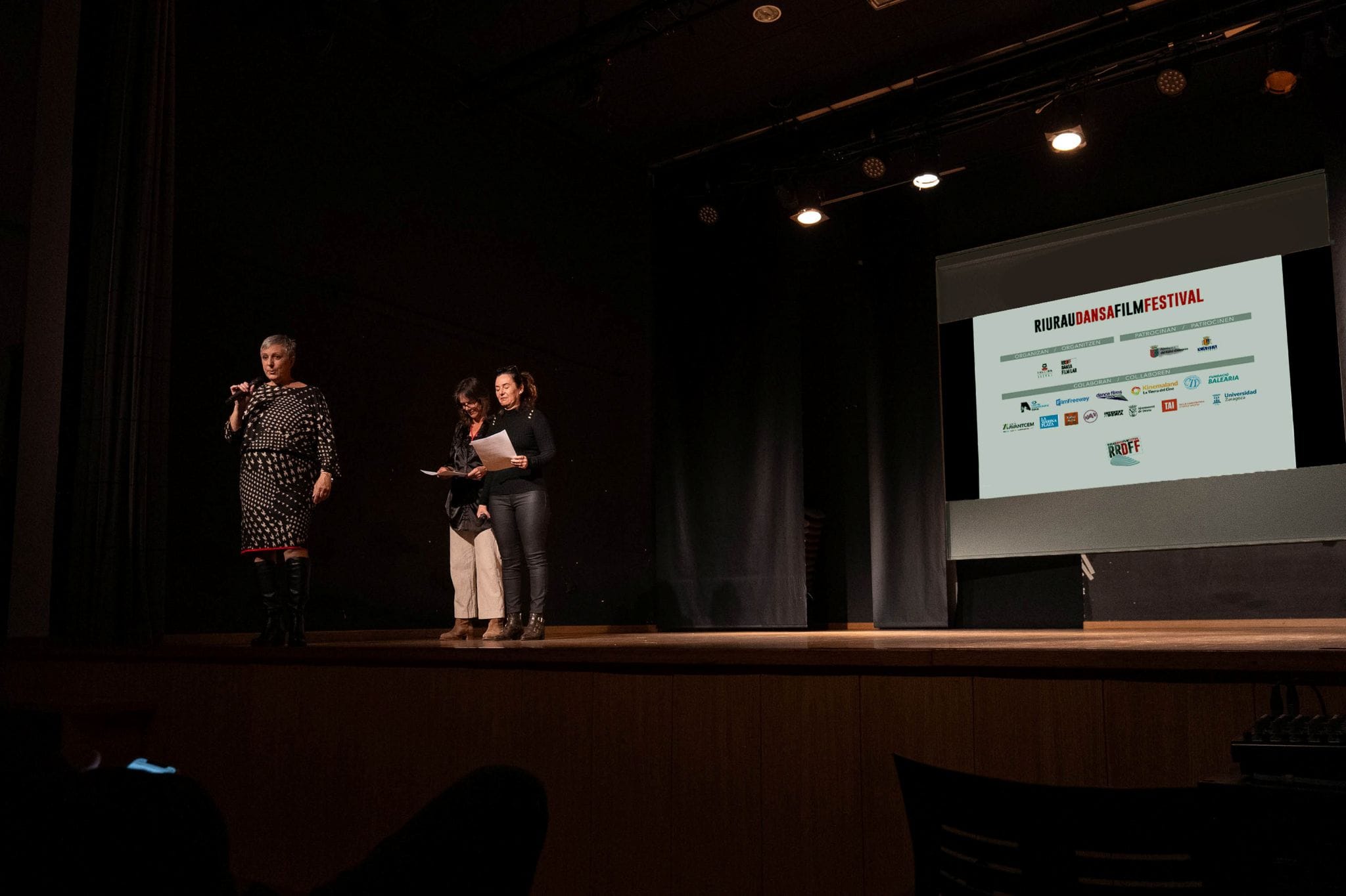 La Alcaldesa de Ràfol saludando al público del festival 1 - Dénia.com