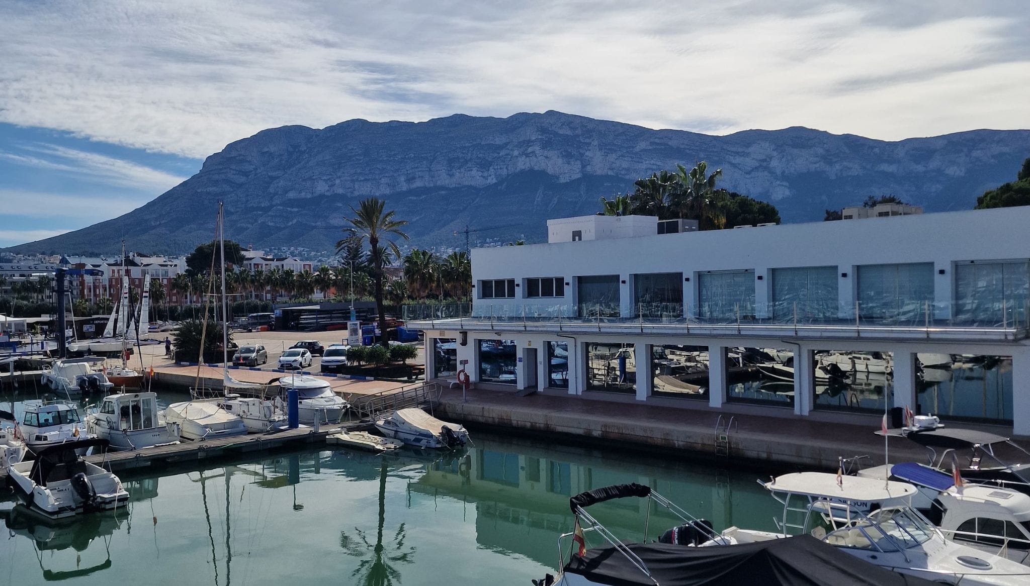 Restaurante Balandros en el puerto de Dénia con el Montgó al fondo ...